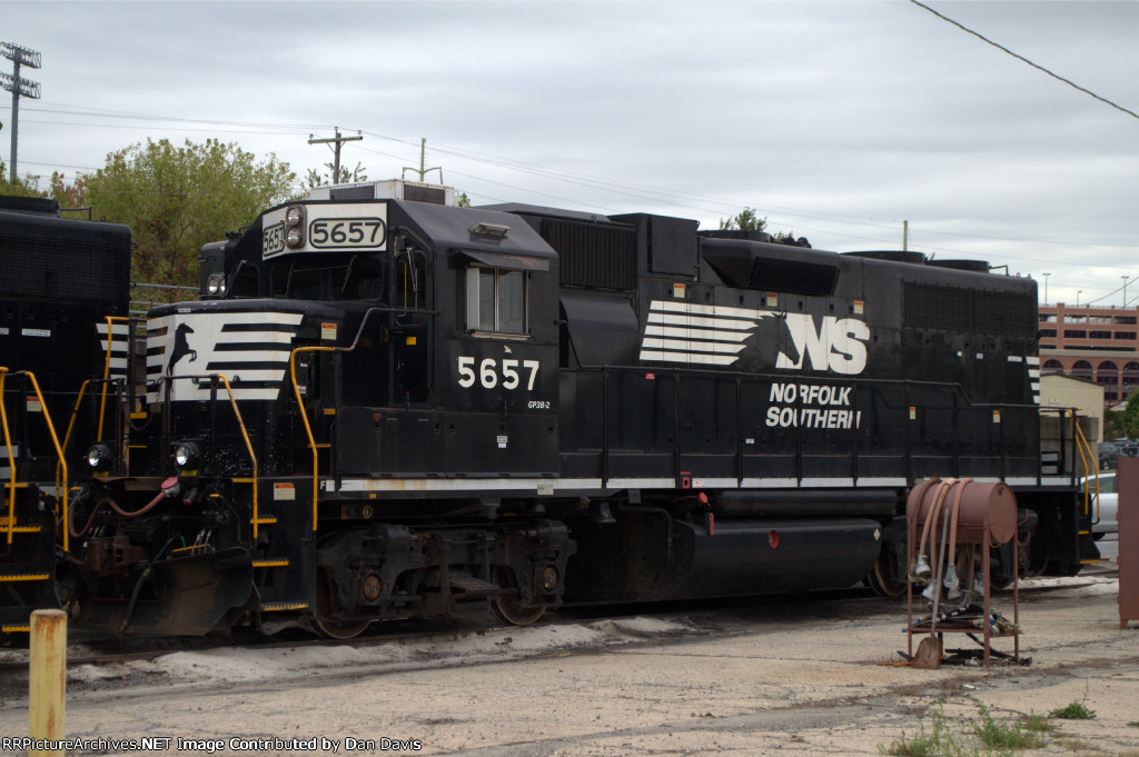 NS GP38-2 5657